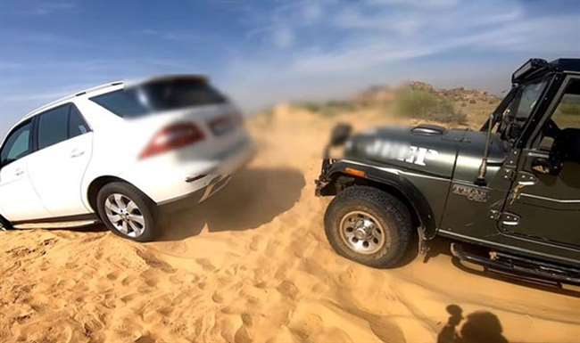 Mahindra Thar ने दिखाई अपनी ताकत, रेत में फंसी Mercedes Benz SUV को ...