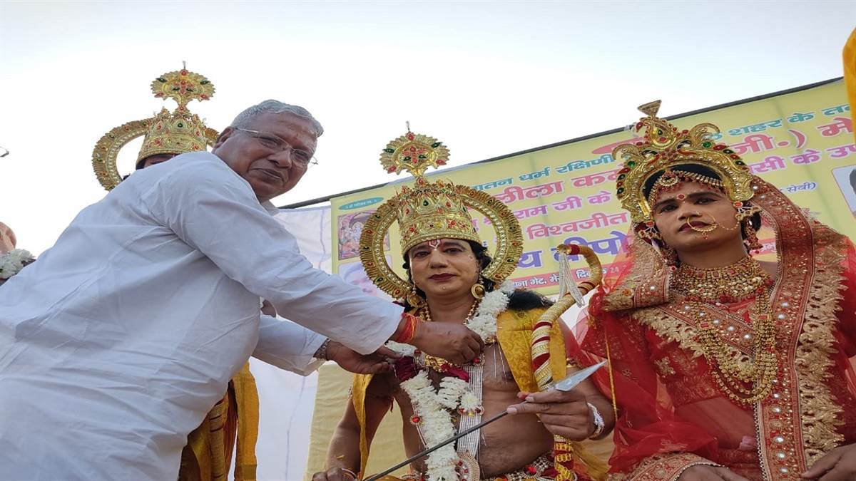 मेरठ में 5100 दीपक से जगमग हुआ जिमखाना मैदान, सांसद राजेंद्र अग्रवाल ने ...