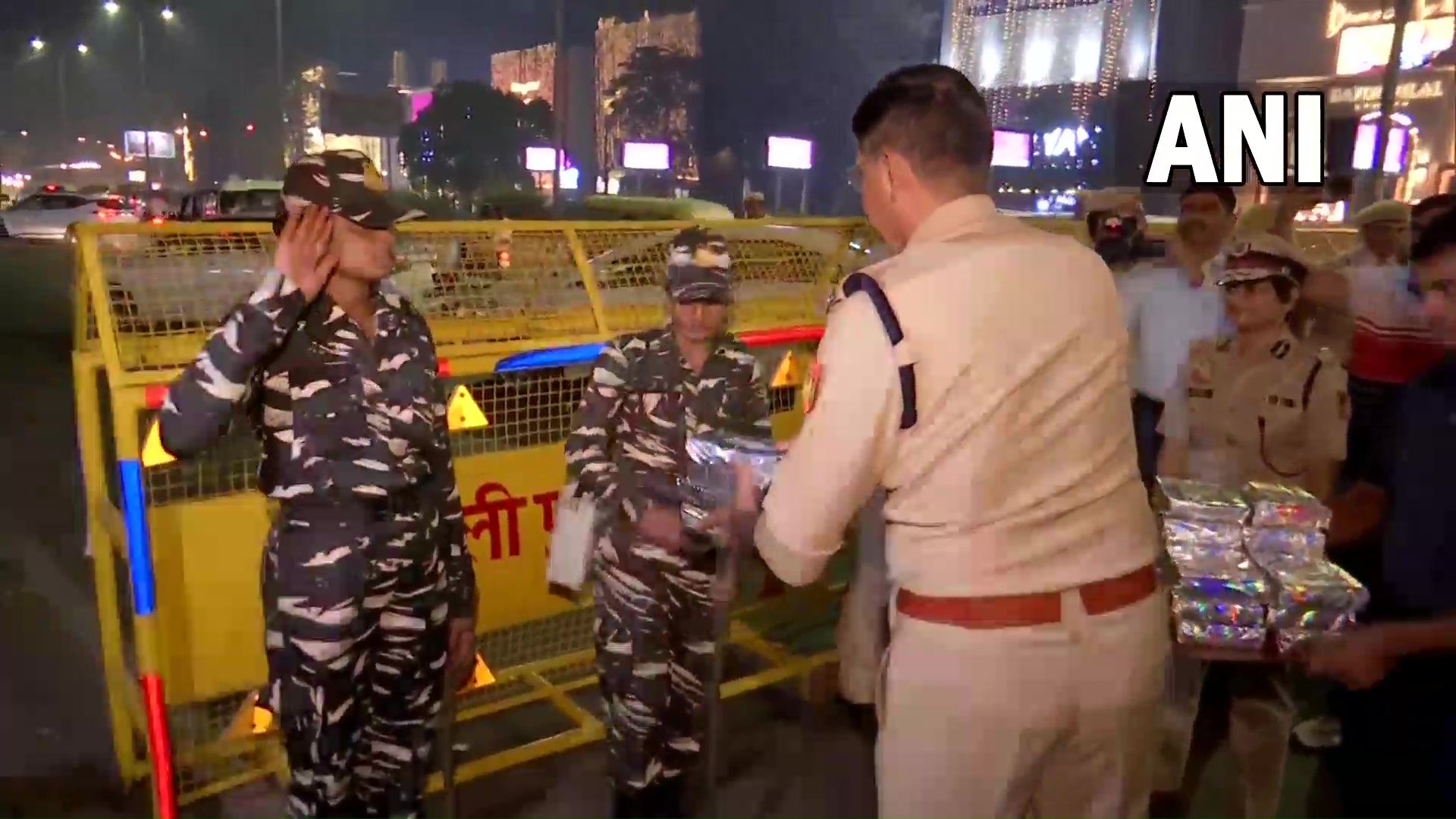 Delhi: दिवाली पर ड्यूटी कर रहे पुलिस कर्मियों से मिले दिल्ली पुलिस ...