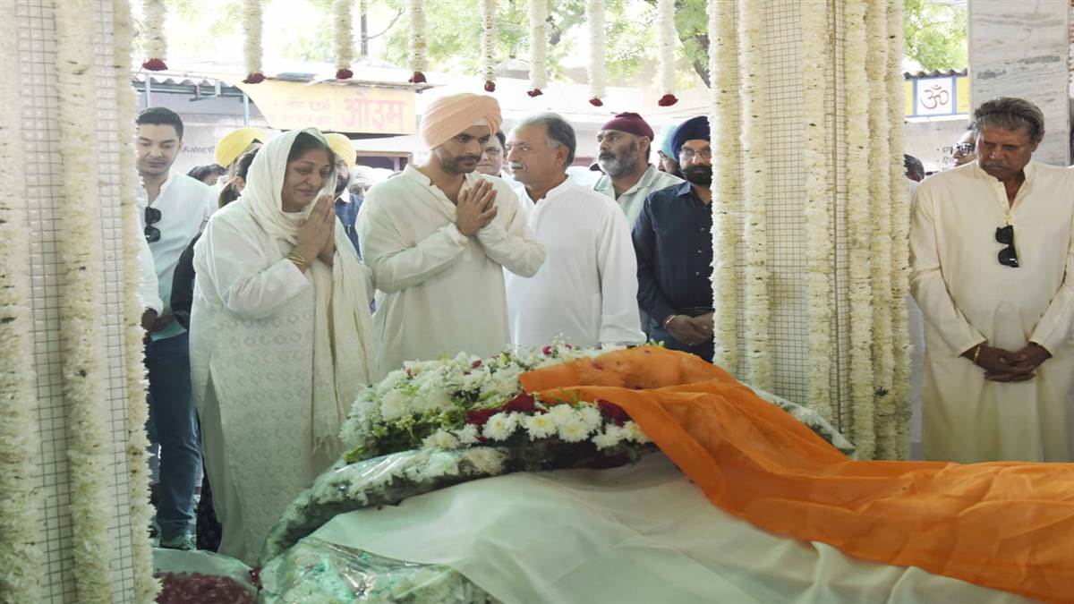 Bishan Singh Bedi Funeral: बिशन सिंह बेदी का हुआ अंतिम संस्कार, कपिल ...