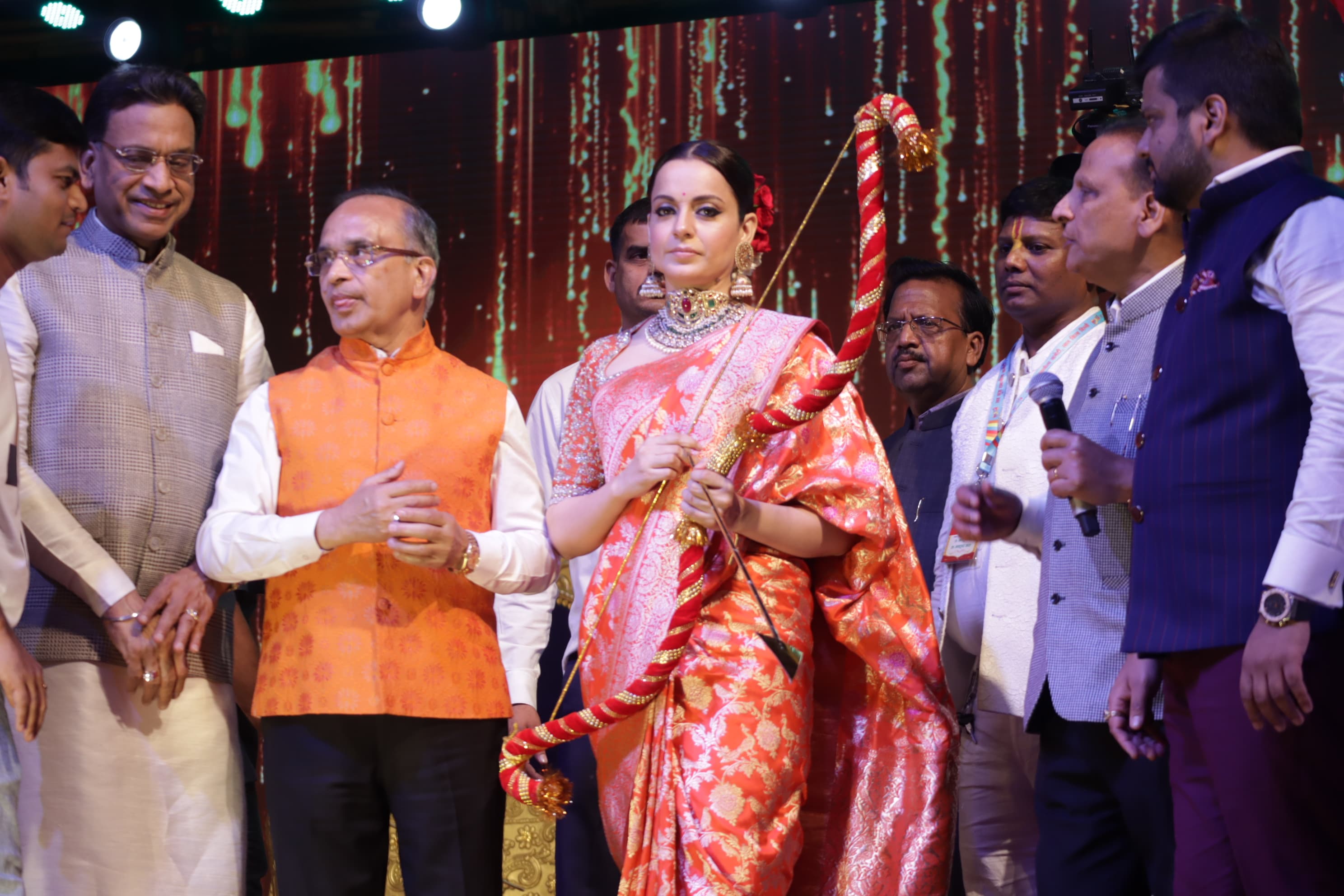 Kangana Ranaut ने लव कुश रामलीला में किया रावण दहन, बनीं तीर छोड़ने ...