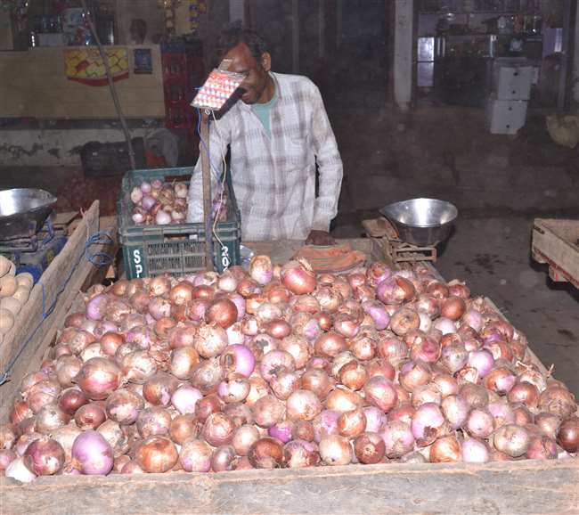थाली से फिर फिसलने लगी प्‍याज, अभी दाम कम होने के नहीं हैं आसार Agra ...