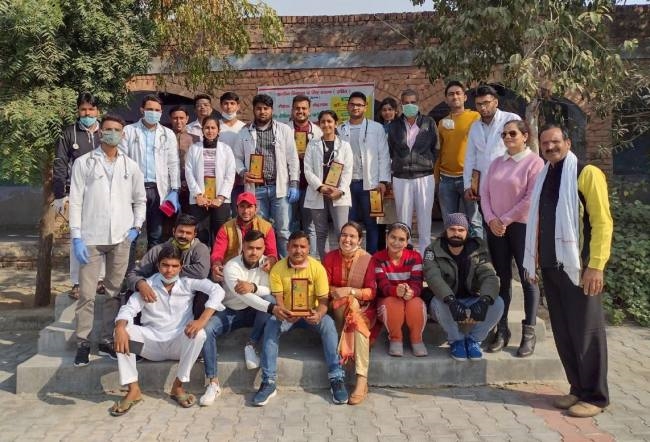 गढ़ी-सांपला में लगाया स्वास्थ्य जांच शिविर, लोगों ने किया रक्तदान ...