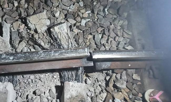 टूटी रेल पटरी देख रोकी गई ट्रेन, टला हादसा - Freight train passes ...