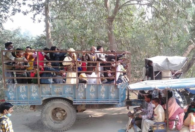 ओवरलोड ट्रैक्टर ट्राली बनती हैं हादसों का सबब - Overload tractor ...