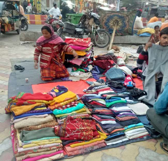 सुपौल में सजती है फटे-पुराने कपड़ों की मंडी, इसी से कटती है कुछ लोगों ...