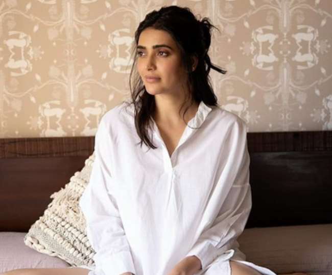 Karishma Tanna ने ओपन शर्ट में फ्लॉन्ट किया ब्रालेट, बोल्ड तस्वीरें देख ...