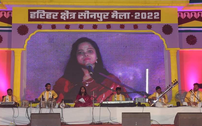 SANSKRIT Singer : भागलपुर की माधवी मधुकर.. सोनपुर मेले में शंकराचार्य ...
