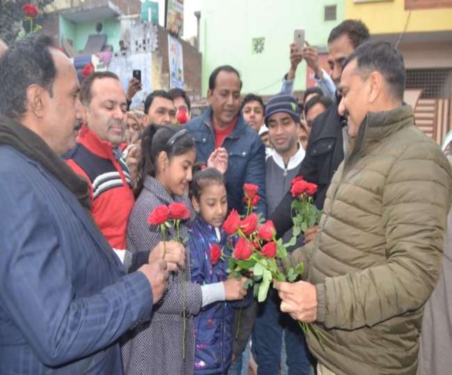 CAA Protest In Meerut : पहले पत्थर बरसाए, अब फूल बांटकर दे रहे अमन का ...