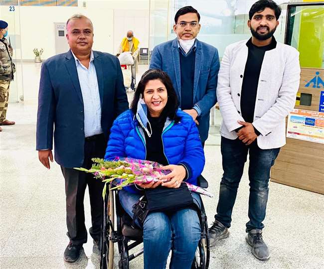 वाराणसी पहुंचीं दीपा मलिक, अटल-अजीत मेमोरियल ट्रॉफी T-20 नेशनल दिव्यांग ...