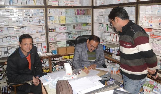 दवाओं की पांच दुकानों की जांच-पड़ताल, मचा हड़कंप