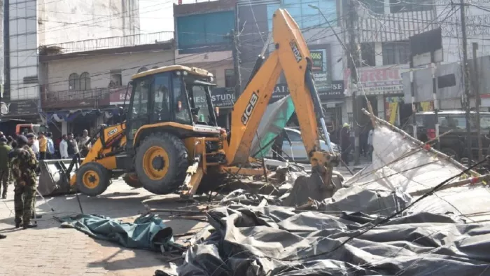 Bulldozer Action: यूपी में फिर गरजा बुलडोजर, इस जिले में दो स्थायी और ...