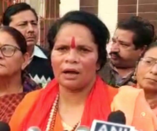 हिंदुत्ववादी नेता साध्वी प्राची ने कहा, राष्ट्रद्रोही खुद घरों में बैठे ...