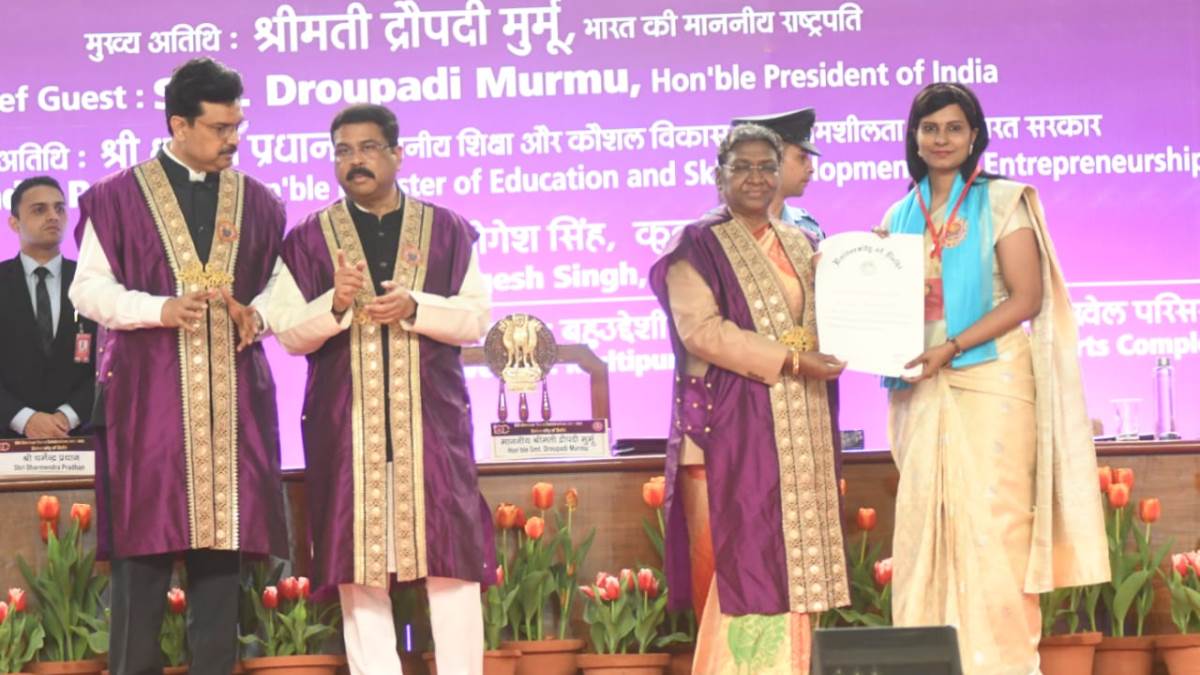 DU के दीक्षा समारोह में राष्ट्रपति द्रौपदी मुर्मू ने छात्रों को प्रदान ...