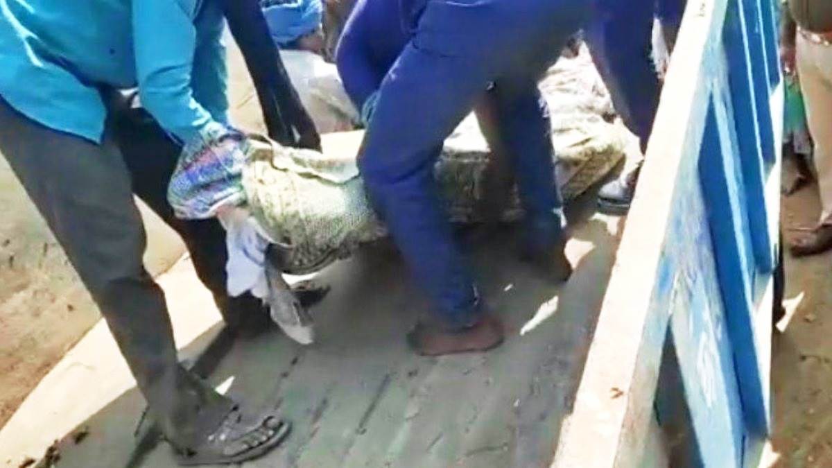 Sidhi Bus Accident: शव वाहन का इंतजाम नहीं करा सकी एमपी सरकार, ट्रैक्टर ... Sidhi Bus Accident: शव वाहन का इंतजाम नहीं करा सकी एमपी सरकार, ट्रैक्टर ...