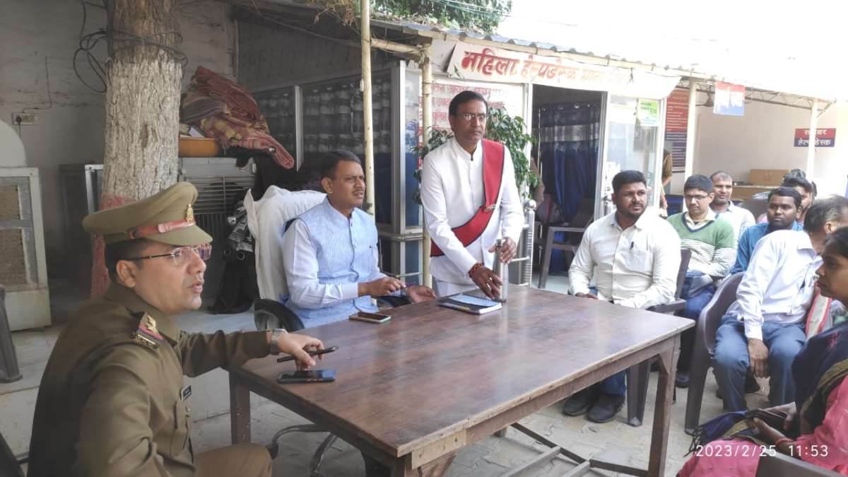 Varanasi News: थाना दिवस पर जिलाधिकारी ने सुनी फरियादियों की फरियाद ...