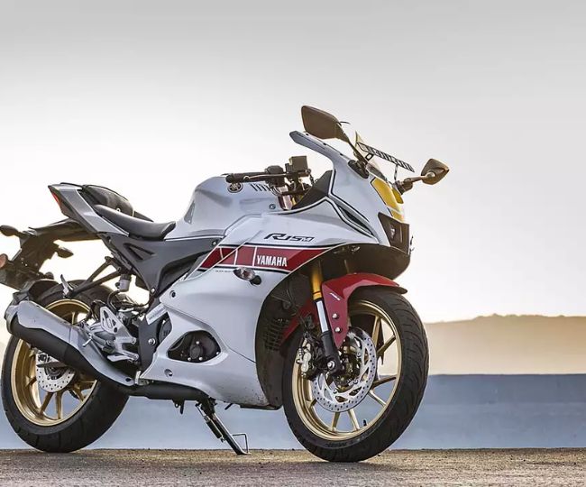Yamaha YZF R15 V4 सुपर स्पोर्ट मोटरसाइकिल कई दमदार फीचर्स से लैस, आपके ...