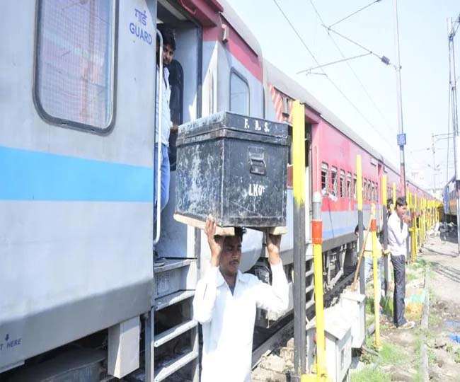 Indian Railways: गार्ड बाक्स उठाने वाले छह हजार से ज्यादा पोर्टरों की ...