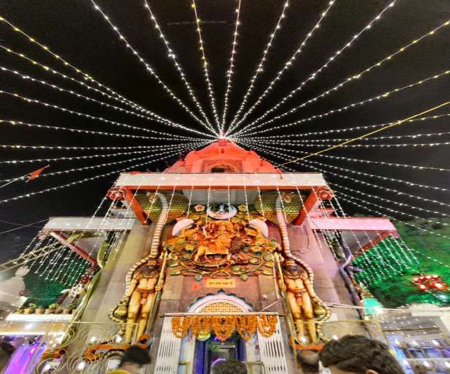 Yogi Adityanatha Oath Ceremony: रंग-बिरंगे फूलों और लाइटों से जगमगाया ...