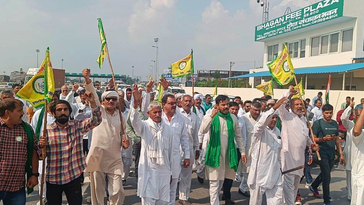 Sonipat: अभद्रता के विरोध में टोल पर किसान यूनियन का धरना, सांसदों ...