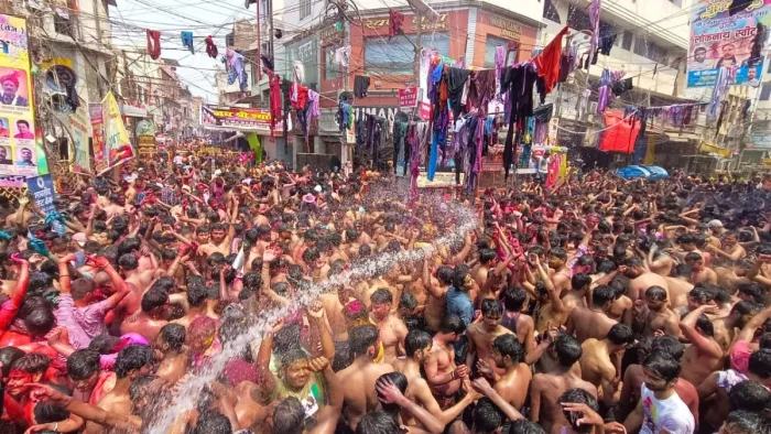 प्रयागराज में कपड़ा फाड़ होली खेलने जुटा जनसैलाब, कभी जवाहर लाल नेहरू ...