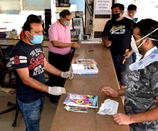 Lockdown Extension: आज से छात्रों को अपने स्कूलों में मिलेंगी किताबें; सुबह 7 से 12 तक खरीदें ...
