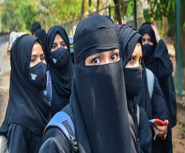 Hijab Row : कर्नाटक में छह छात्राओं ने नहीं हटाया हिजाब, परीक्षा दिए ...