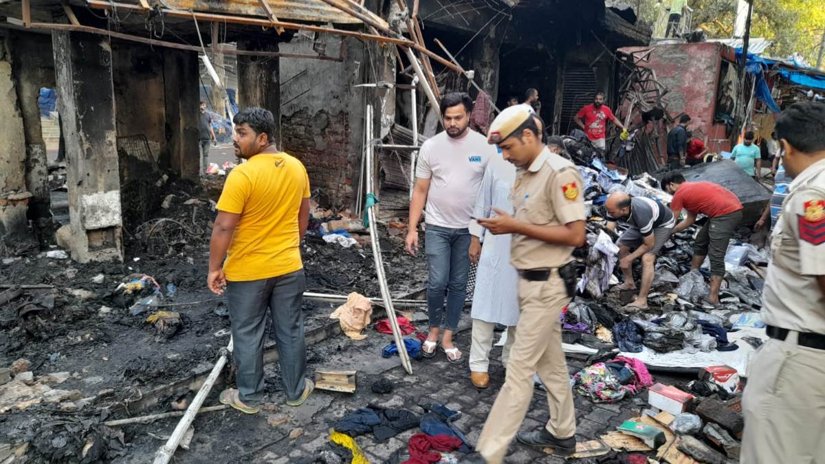 दिल्ली के सरोजनी नगर मार्केट में देर रात लगी आग, कई दुकानें जलकर खाक ...