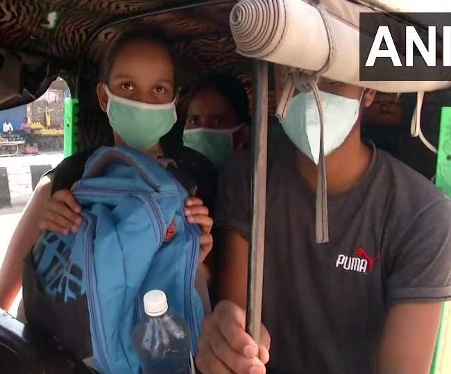 Delhi Lockdown 4.0: नियमों का धज्जियां उड़ा 5 सवारियों को बैठाया जा रहा है ऑटो में - Delhi ...
