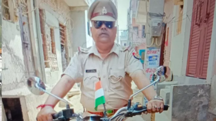 गाजियाबाद में आंधी-बारिश में गिरी एसीपी कार्यालय की छत, सब इंस्पेक्टर ...