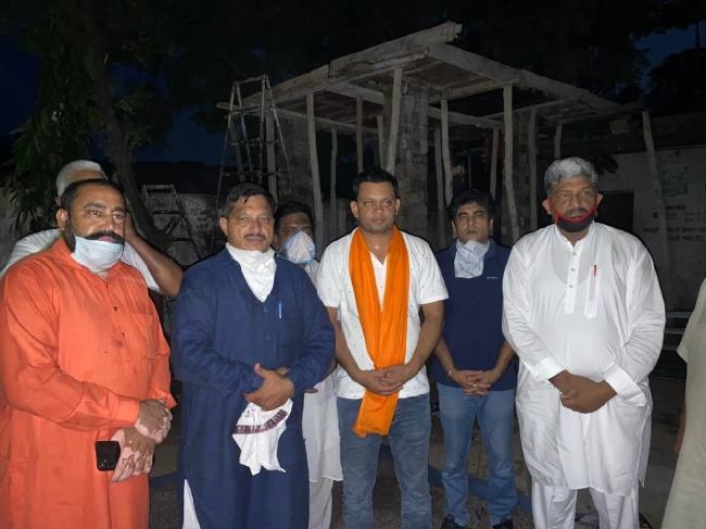 शहीदों के परिजनों को मिले तिरंगा फहराने का अधिकार : नरेश पंडित ...