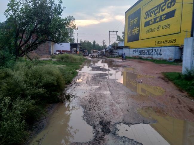 बिजली और दीवार गिरने से महिला और वृद्ध की मौत - women and old man died ...