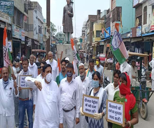 Protest: पेट्रोल और डीजल के दामों में वृद्धि के विरोध कांग्रेस ...