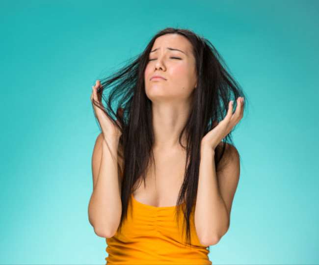 गर्मियों में बालों के चिपचिपेपन और बदबू की समस्या से पाएं राहत, इन आसान ...