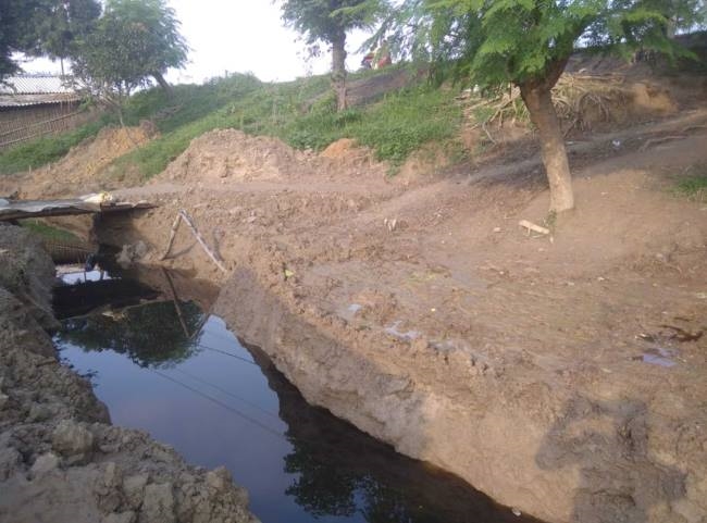 नपं ने खोदा कच्चा नाला खतरे में बांध - Nap dug raw drain, dam in danger ...