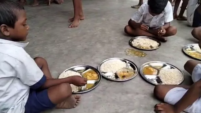 ये कैसा मिड डे मील ! ओडिशा के शिक्षा मंत्री के जिले में चावल खत्म हुआ ...