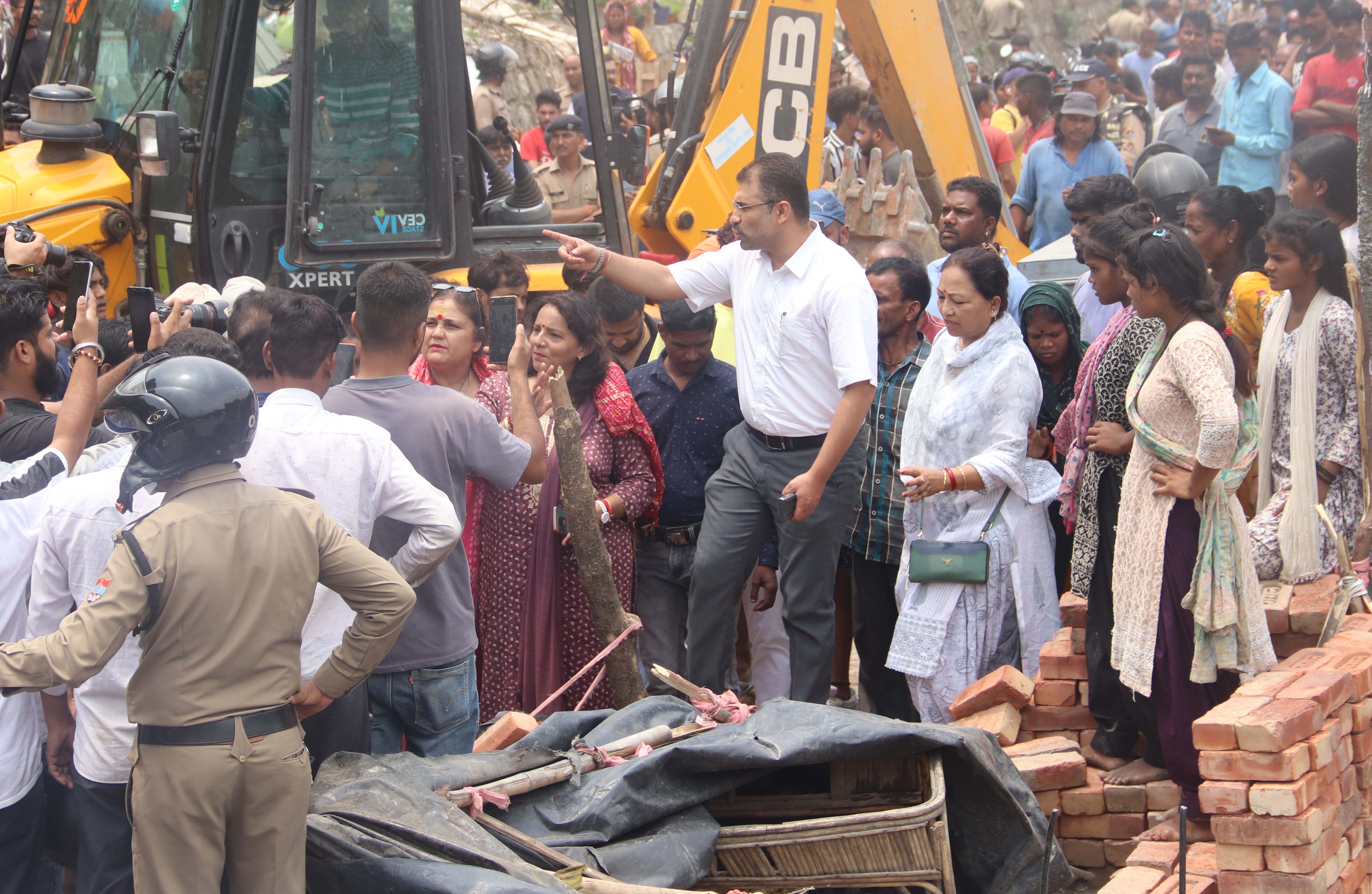 देहरादून में गरजा धामी सरकार का बुलडोजर, आशियाना ढहते देख बच्चे-बूढ़ों ...