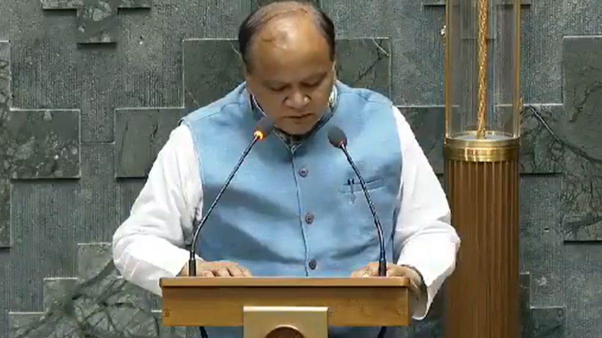 बरेली सांसद छत्रपाल गंगवार ने शपथ लेने के बाद कहा 'जय हिंदू राष्ट्र ...