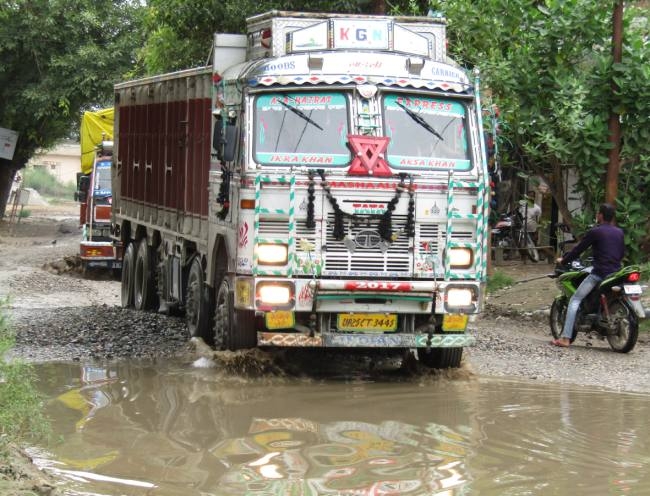तालाब बनी मझिया सड़क, जलभराव में तैर रहा करंट