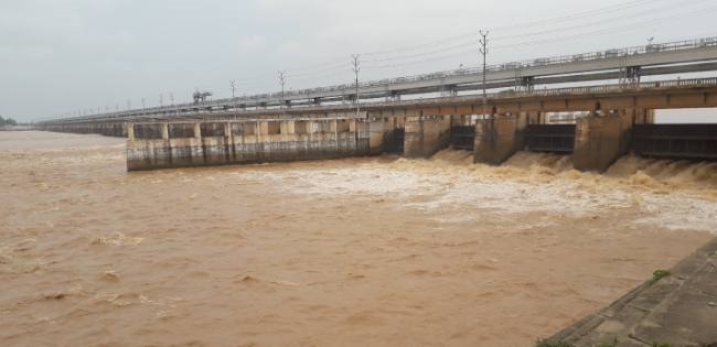 इंद्रपुरी बराज से सोन में छोड़ा जा रहा 37 हजार क्यूसेक पानी - 37 ...