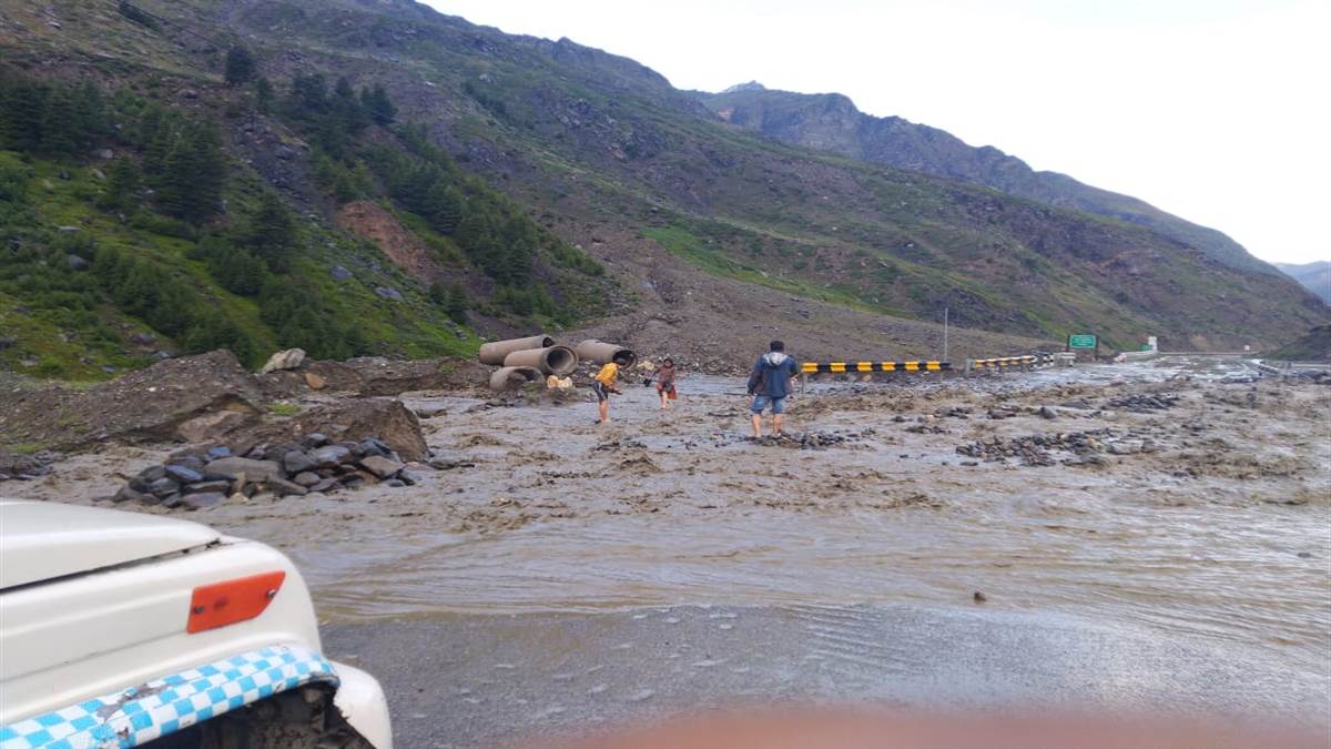 Lahaul Flood: पागल नाले में बाढ़ से मनाली लेह मार्ग पर आया मलबा, वाहनों की आवाजाही सात घंटे बंद ...