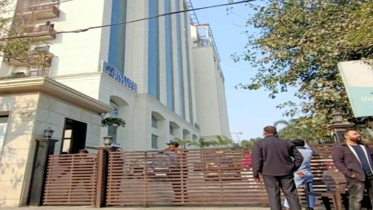 अराजकता का अड्डा बनी लखनऊ की समिट बिल्डिंग, नियमों की धज्जियां उड़ा रहे ...