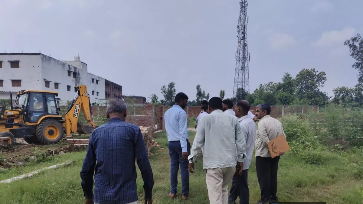 UP News: गोरखपुर में गरजा नगर निगम का बुलडोजर, इस इलाके में अवैध ...