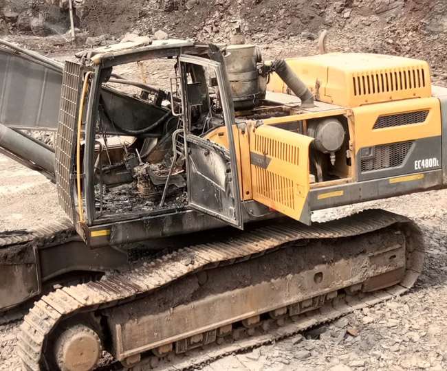 अपराधियों ने डेको आउटसोर्सिंग के पोकलेन मशीन में लगाई आग डीजल चोरों पर ...