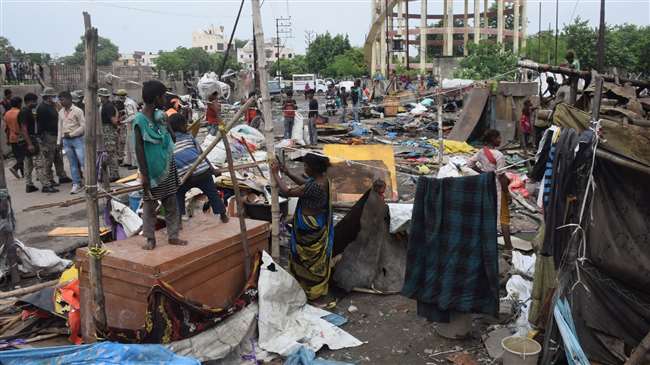 वाराणसी में नदेसर तालाब से हटा अतिक्रमण, झुग्गी-झोपडिय़ों को नष्ट कर ...