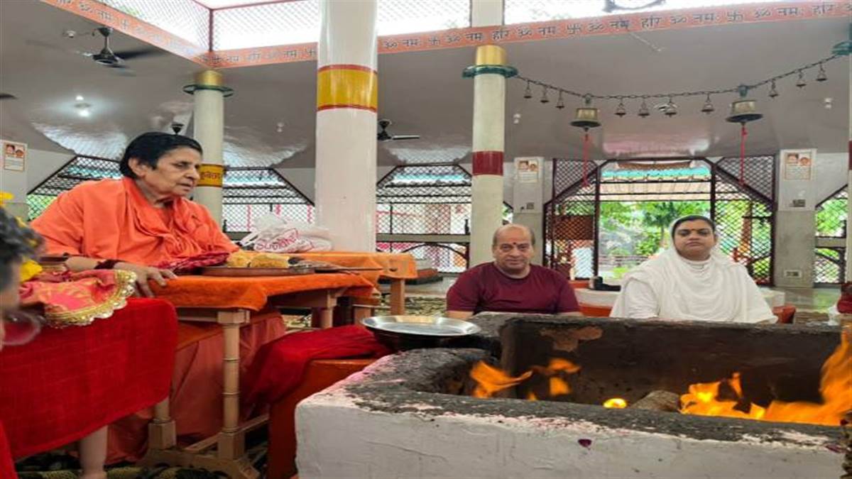 यज्ञ सबसे पुरानी पूजा पद्धति : स्वामी मुक्तानंद - Yagya is the oldest ...