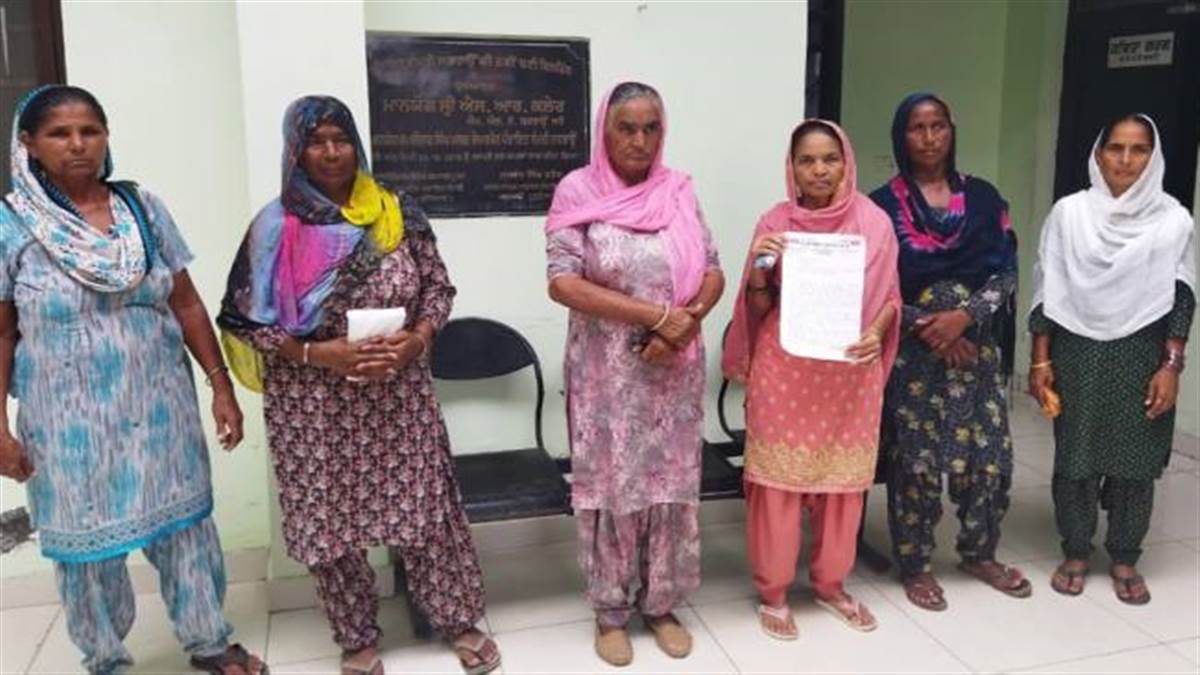 महिलाओं ने बीडीपीओ को दिया ज्ञापन - Women of MLA Manuke village gave ...