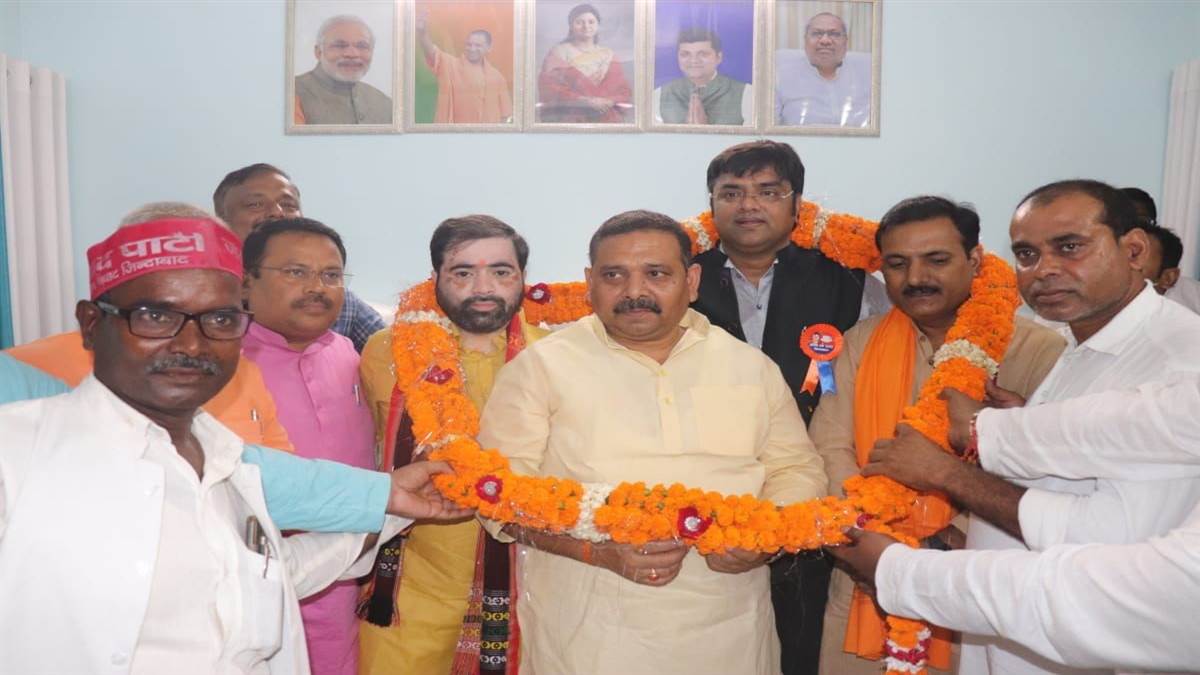 भाजपा व अपना दल ने किया दोनों राज्यमंत्री को सम्मानित - BJP and Apna ...