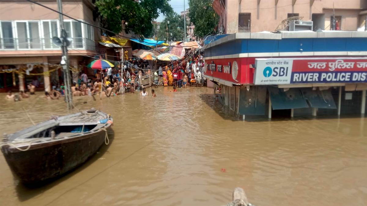 Flood In Varanasi : गंगा का जलस्‍तर चेतावनी बिंदु के पार, देखें काशी ...