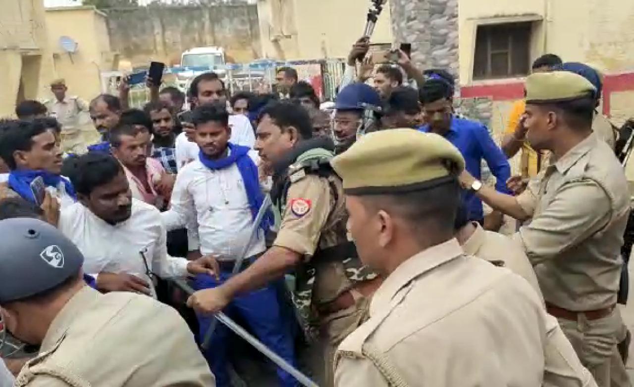 Badaun Police Lathi Charge: तस्वीरों और वीडियो में देखिए बदायूं पुलिस ...